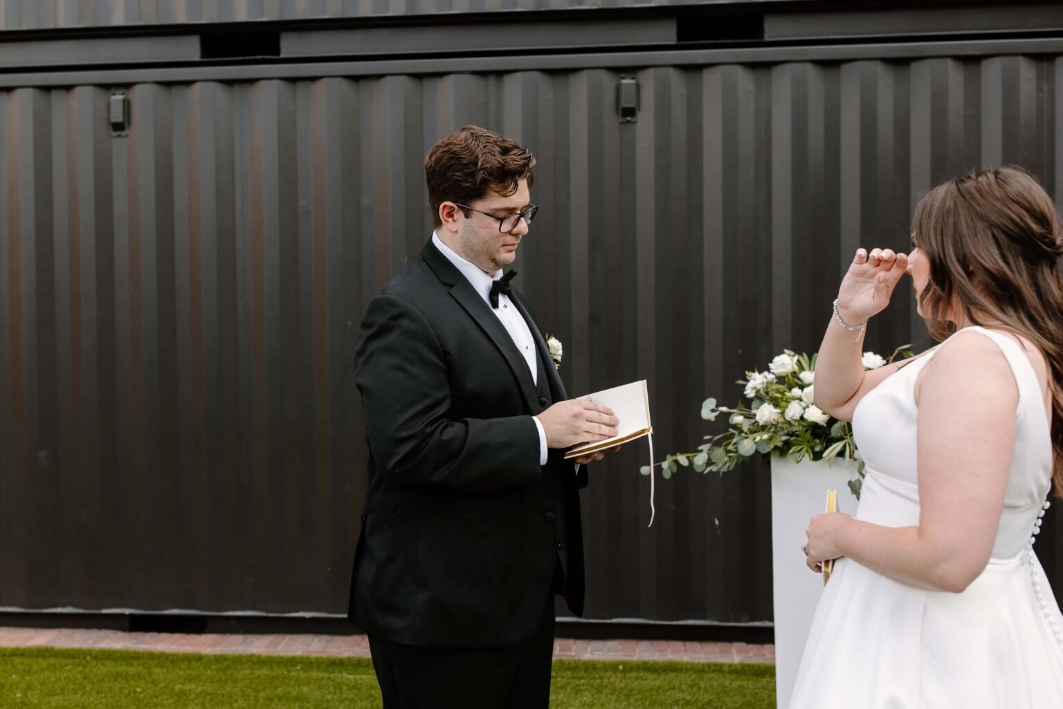 Urban 501 Wedding | Hannah and Steven - lauraskebbaphotography.com