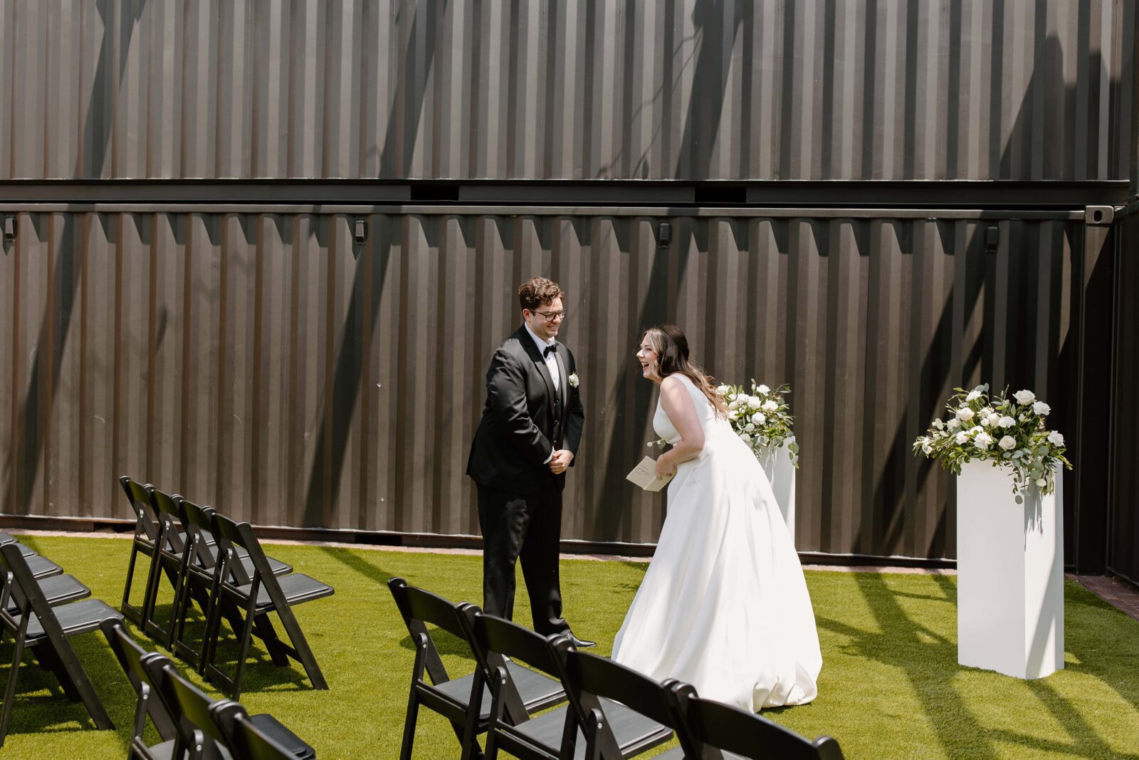 Urban 501 Wedding | Hannah and Steven - lauraskebbaphotography.com